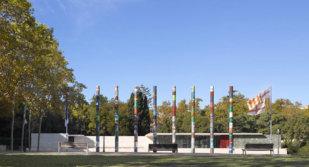 Columnes commamoratives dels 30 anys de la reconstrucció del Pavelló ...